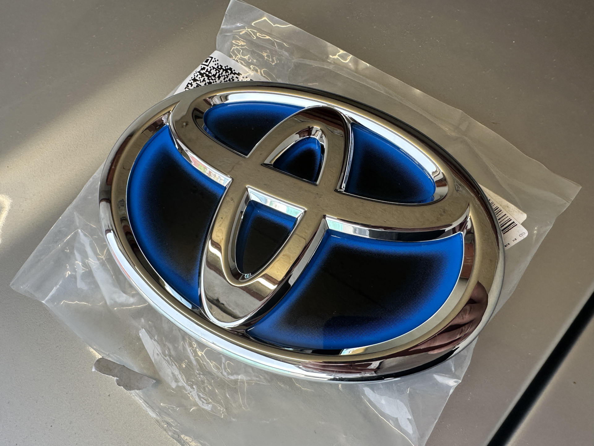 Значек решетки радиатора Toyota Highlander Hybrid рестайл. — Toyota ...