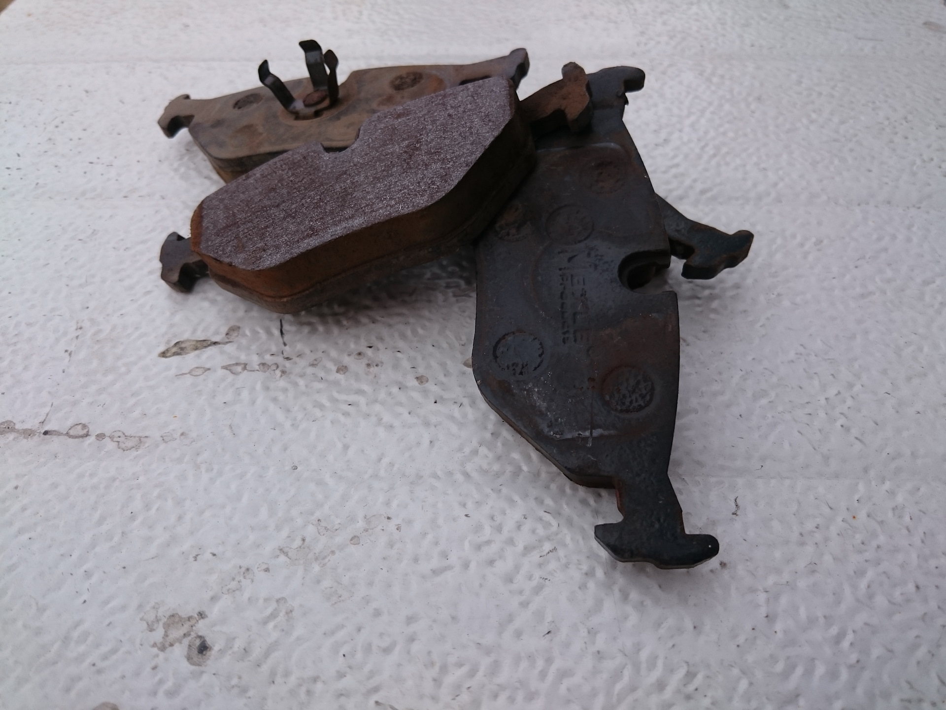 Замена скрипучих задних колодок и суппорта. — BMW 7 series (E32), 3,5 л ...