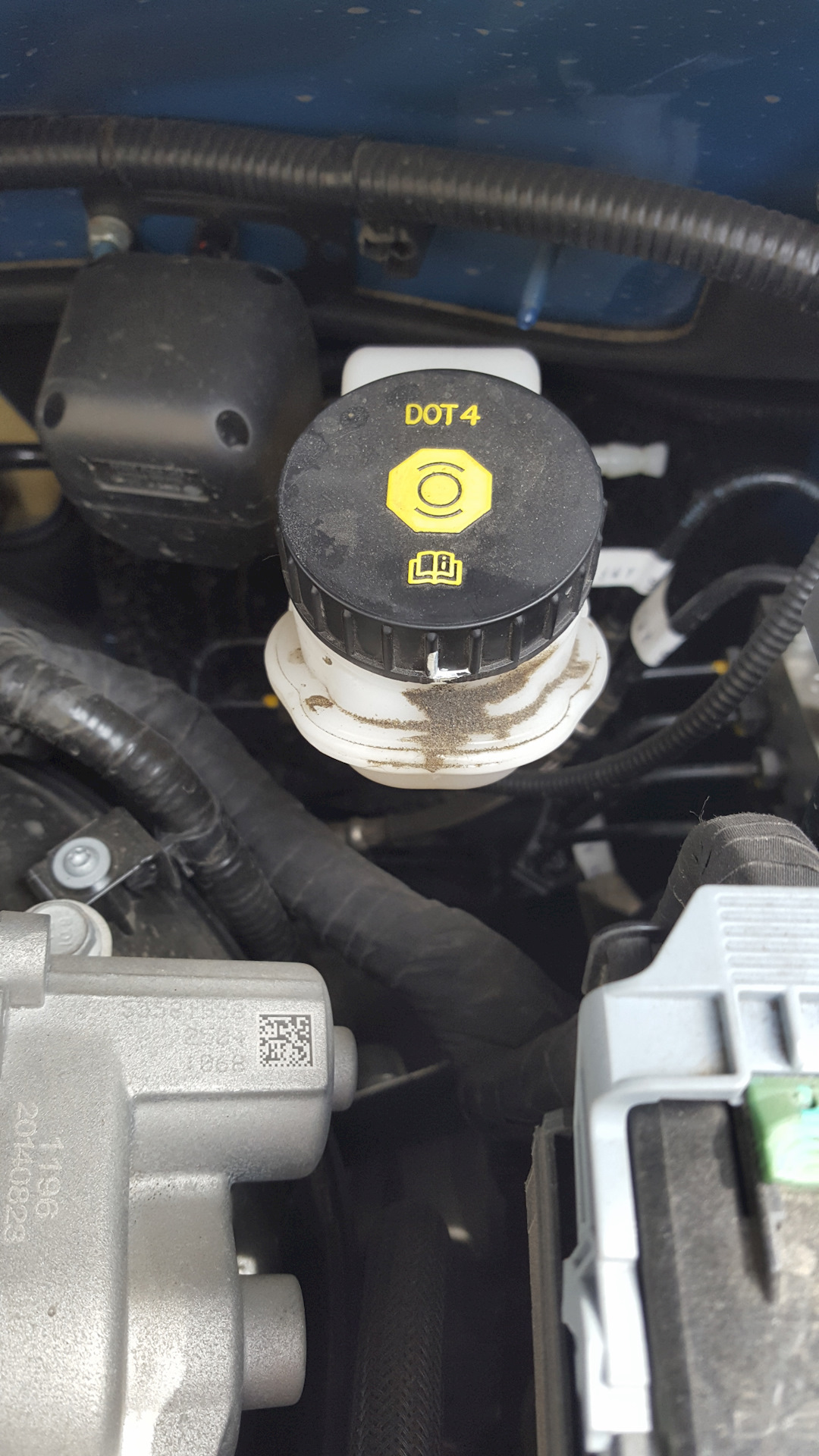Выпотивание из под крышки тормозухи — Opel Mokka (1G), 1,7 л, 2015 года ...