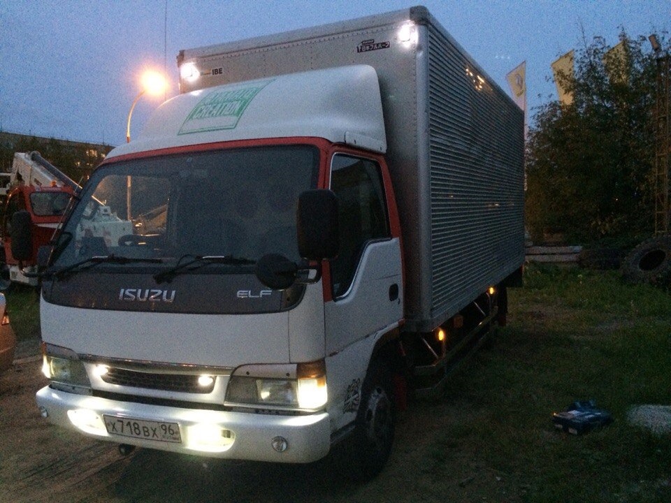 Замена опознавательных габаритных огней — Isuzu Elf, 4,6 л, 1998 года ...