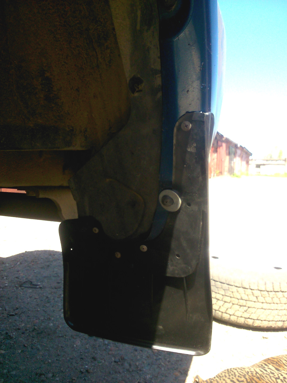 Брызговики — 2 — Toyota RAV4 (II), 2 л, 2003 года | аксессуары | DRIVE2