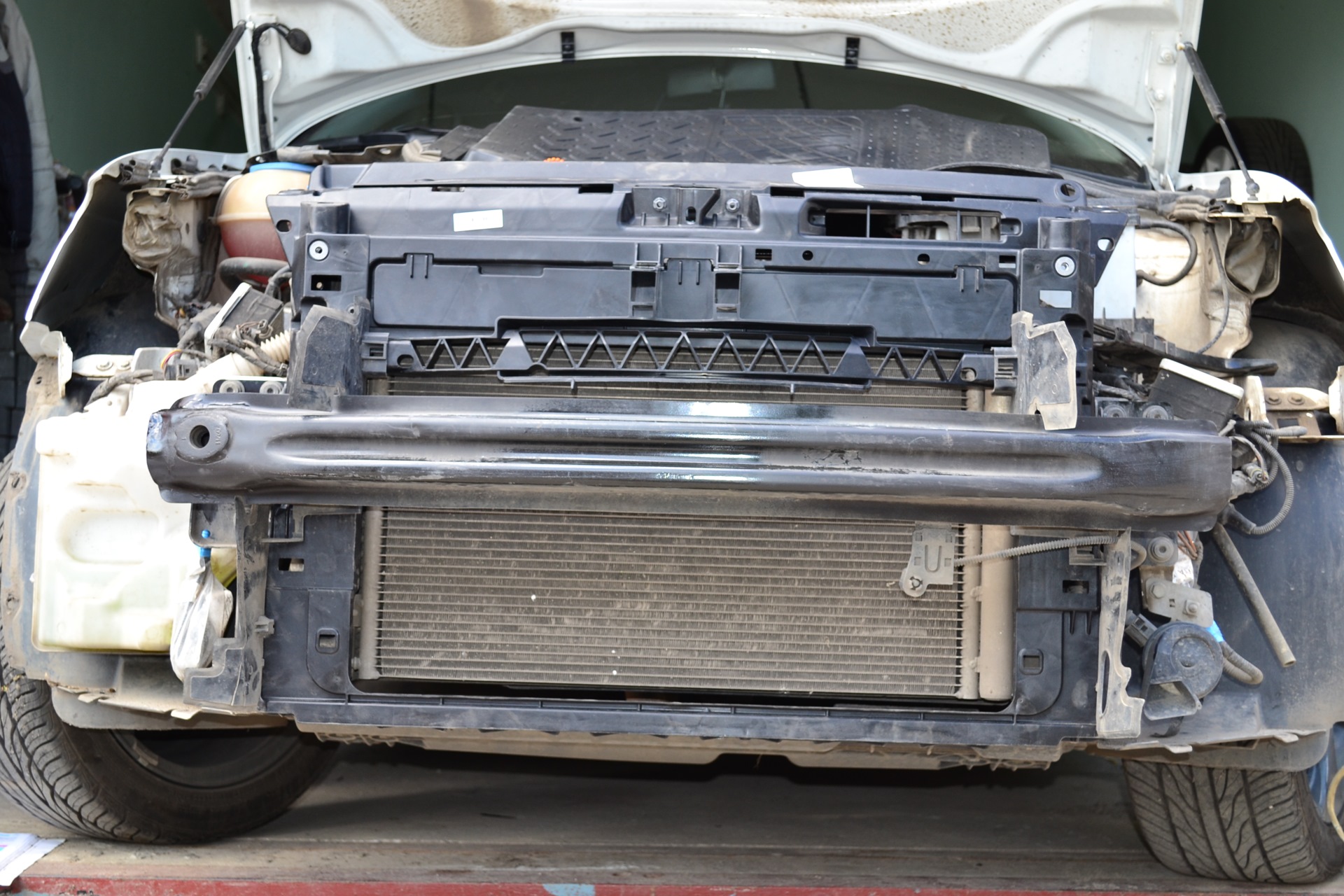 замена рамки радиатора(телевизор) — Volkswagen Polo Sedan, 1,6 л, 2011 ...