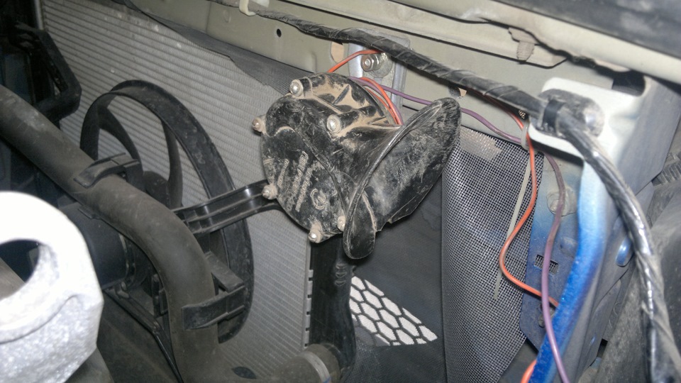 Установка дополнительного сигнала. — Renault Logan (1G), 1,4 л, 2009 ...