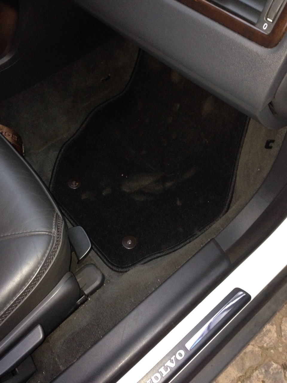 Коврики в салон — Volvo XC70 III, 2,4 л, 2012 года | аксессуары | DRIVE2