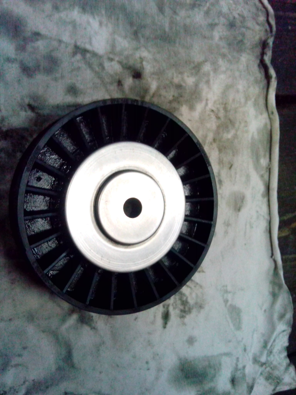 Обводной и натяжной ролики — Volkswagen Transporter T4, 2,5 л, 1997 ...