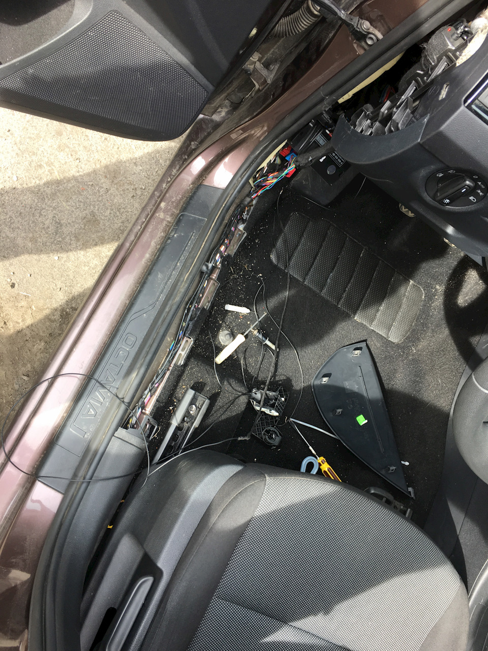 Установка датчика износа тормозных колодок и замена передних колодок ...