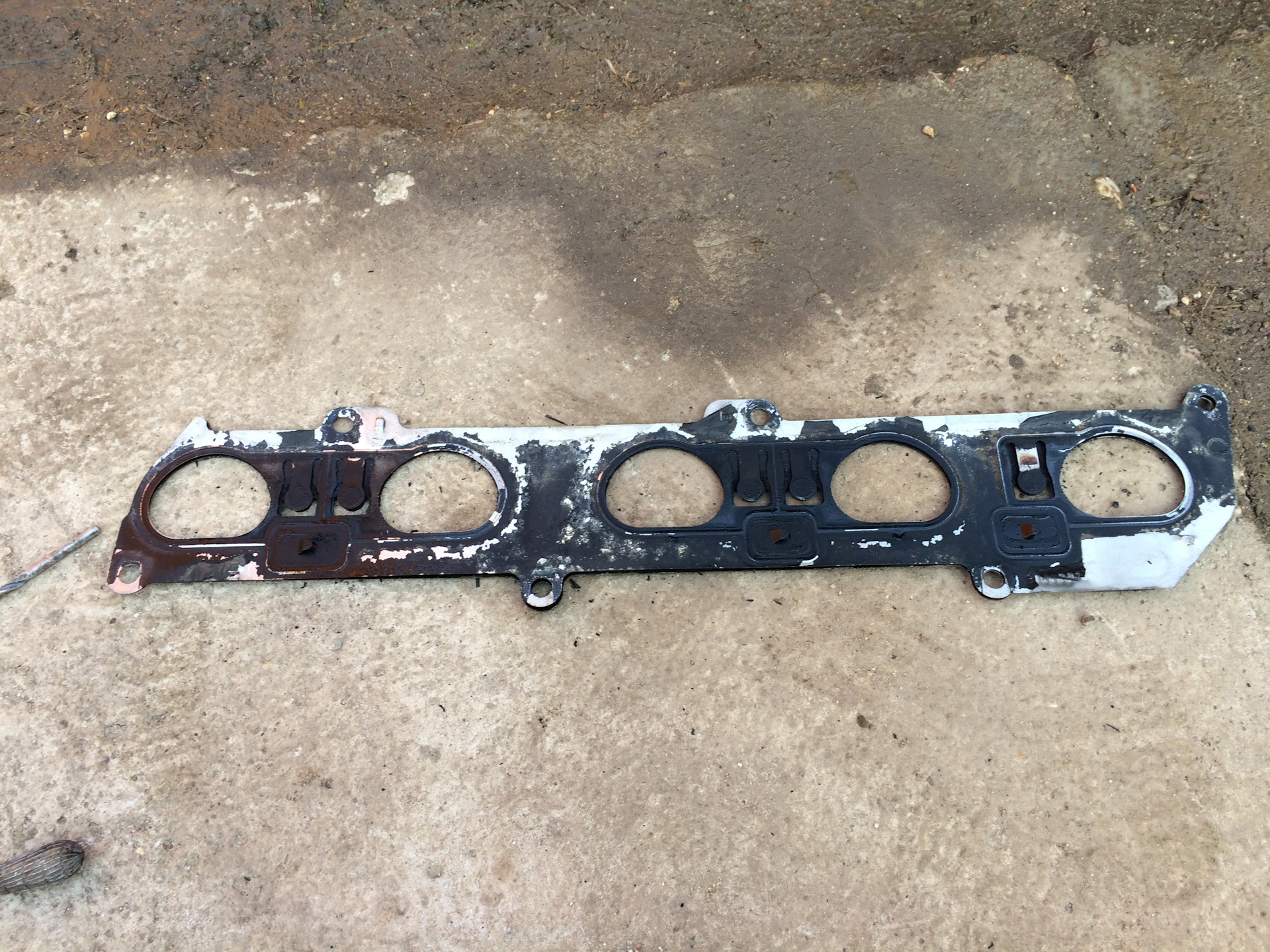 Замена прокладки впускного коллектора — Volvo S80 (2G), 2,5 л, 2008 ...