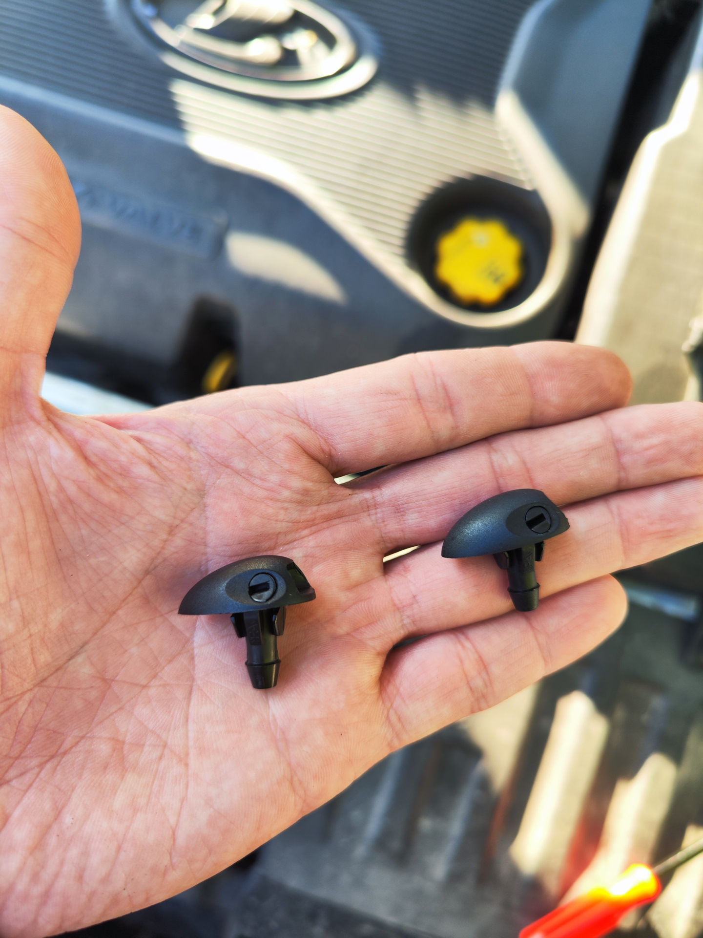 Замена форсунок омывателя ветрового стекла — Lada Vesta SW Cross (1G ...