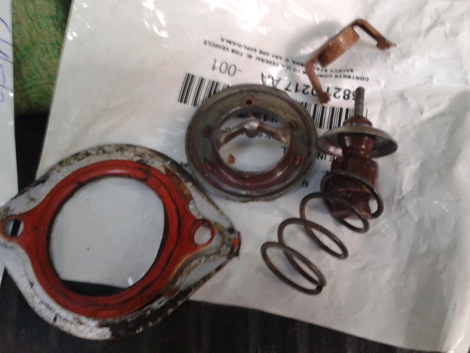 4.Замена термостата. — Chrysler Town and Country IV, 3,8 л, 2001 года ...