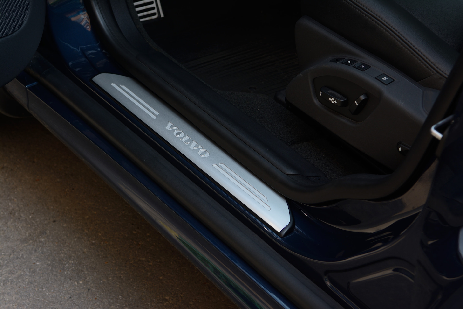 Накладки порогов — Volvo XC60 (1G), 2,4 л, 2014 года | аксессуары | DRIVE2