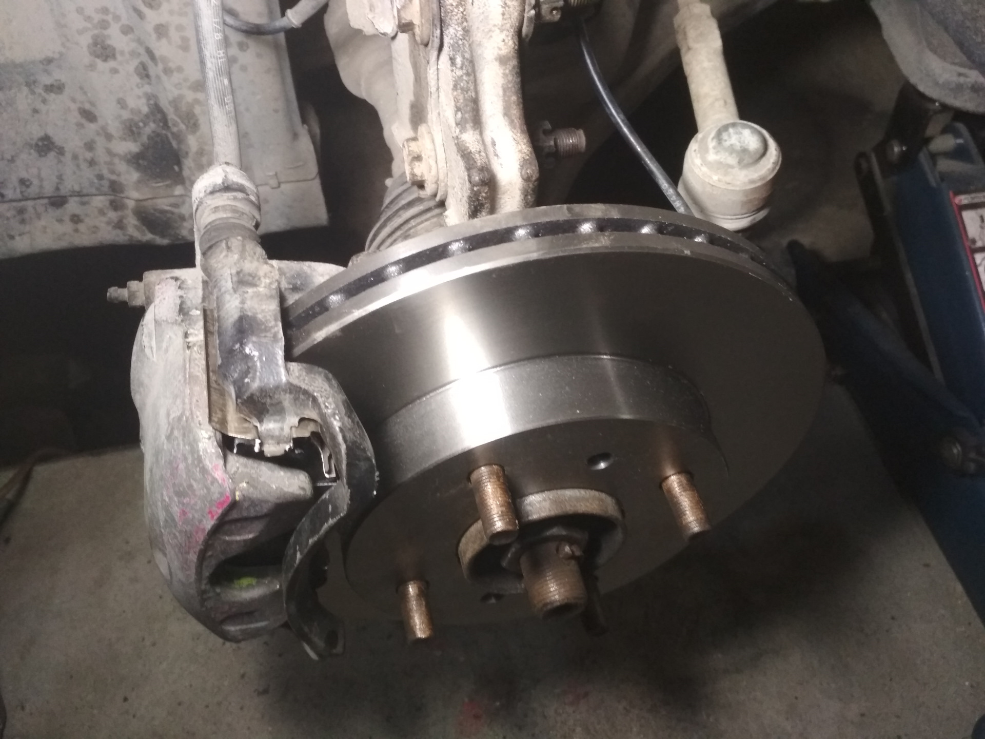 замена переднего ступичного подшипника — Nissan Wingroad (Y11), 1,8 л ...