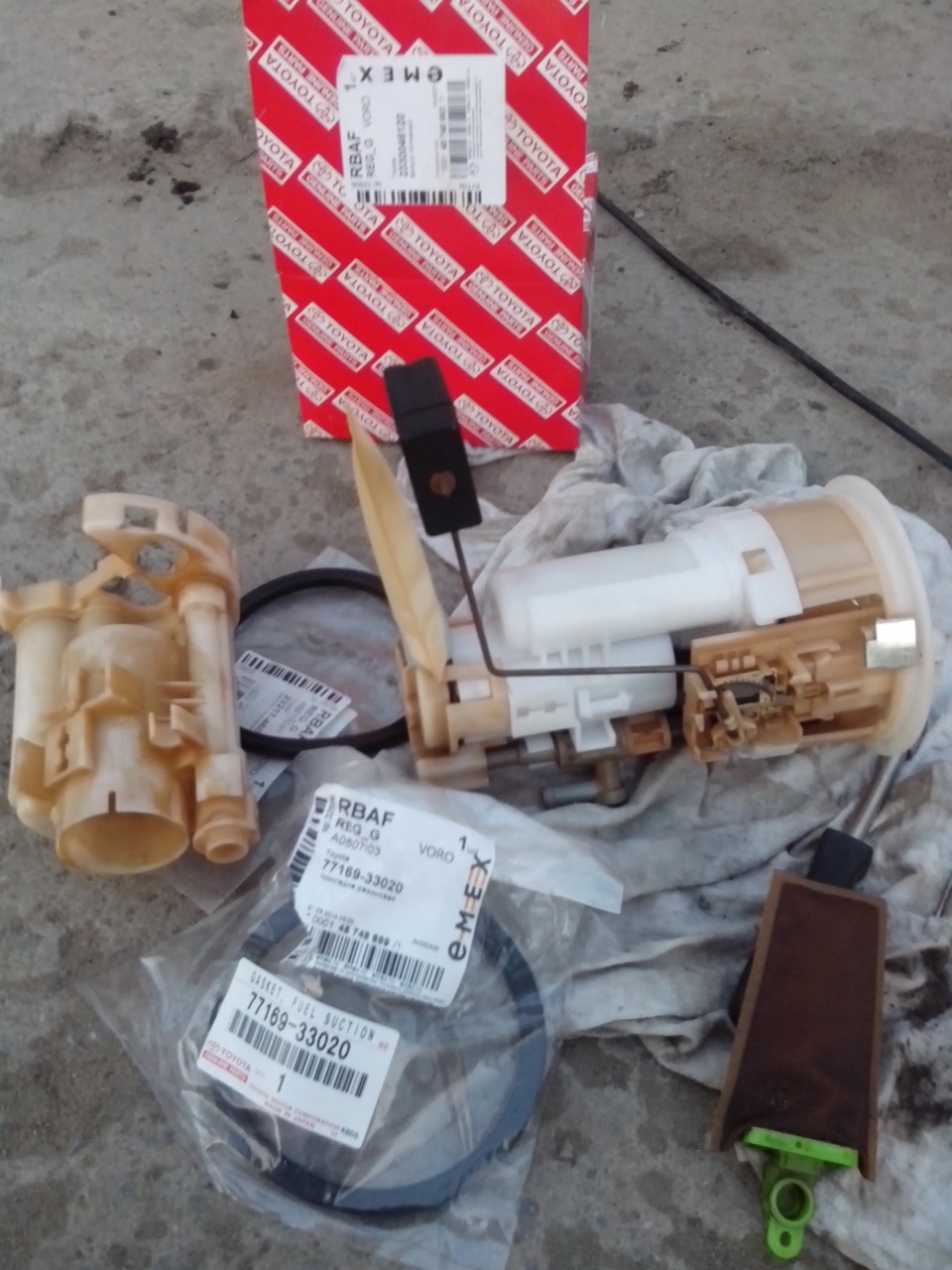 Замена топливных фильтров тонкой и грубой очистки — Toyota Progres, 2,5 ...