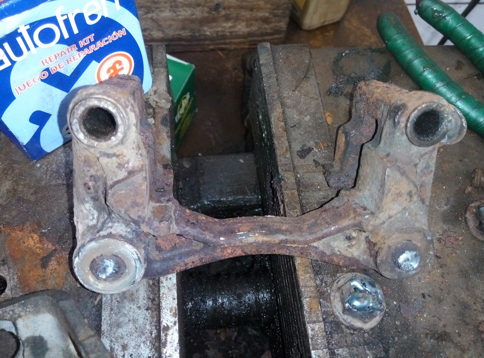 Замена задних суппортов, дисков и колодок — Nissan Almera II (N16), 1,5 ...