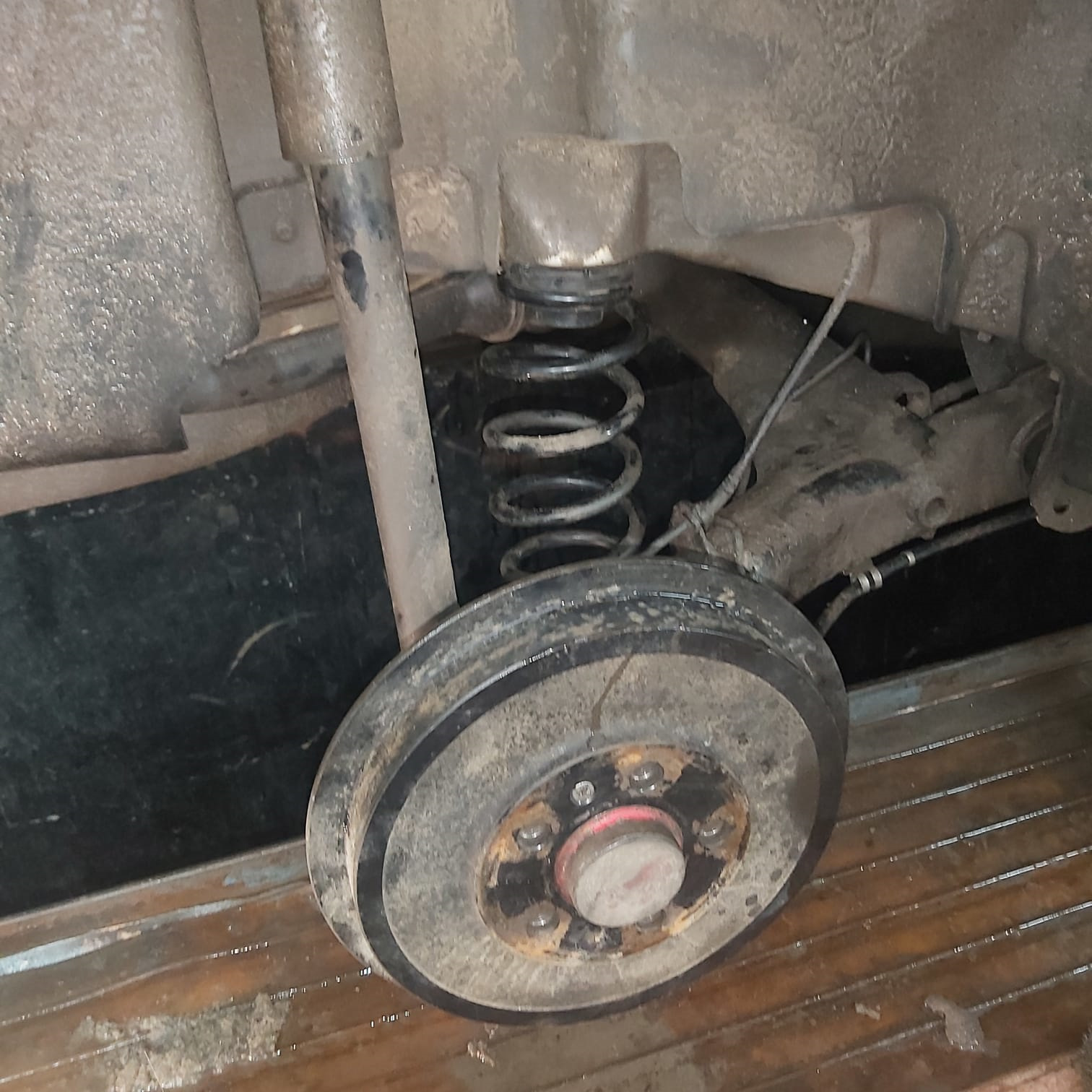 Стуки в задней подвеске. Замена опор задних пружин Polo sedan ...
