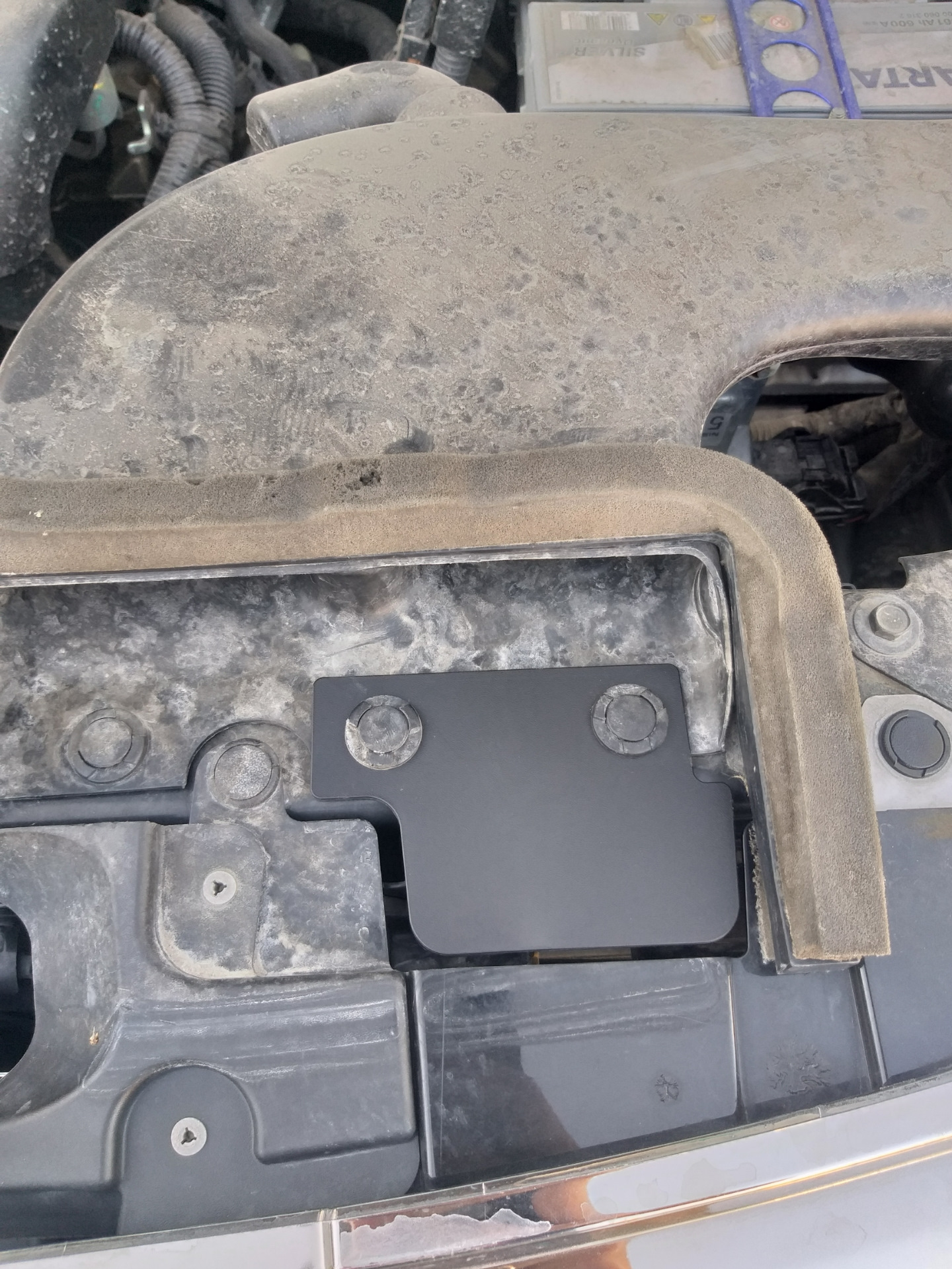 Дополнительная масса, крышка бачка омывателя и пластик над решёткой ...