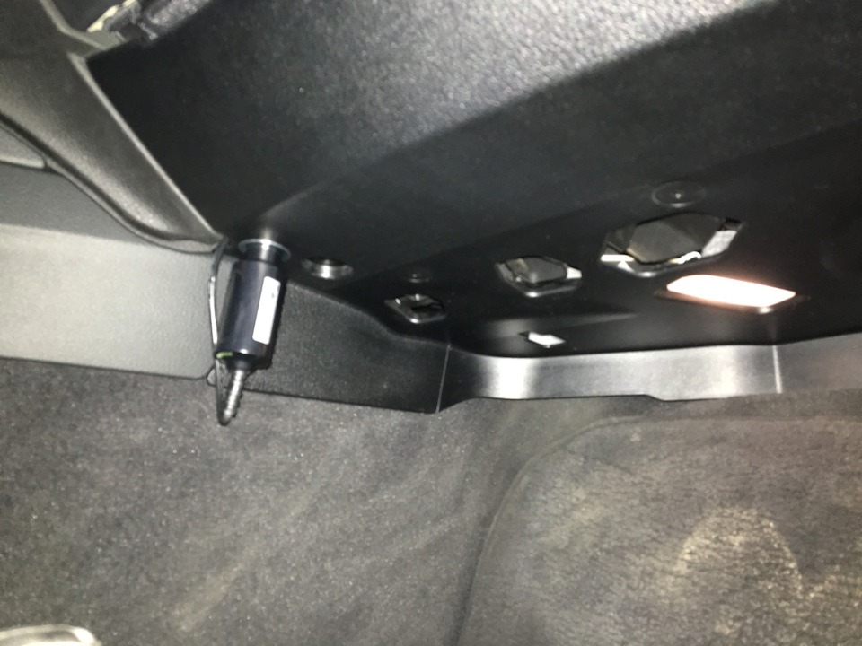 Дооснащение розеткой 12V в ногах пассажира на BMW F30 — BMW 3 series ...