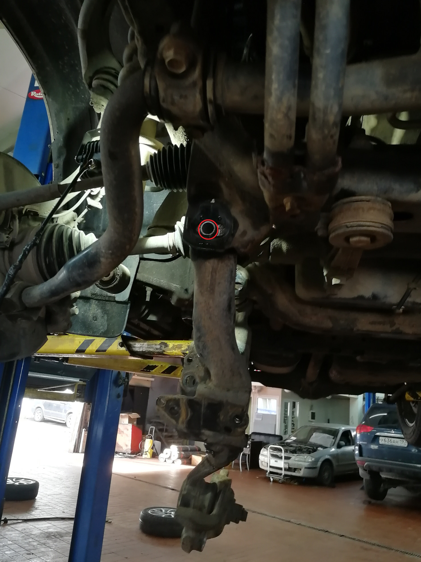 Замена передних нижних рычагов и кресовины рулевого вала — Toyota Land ...