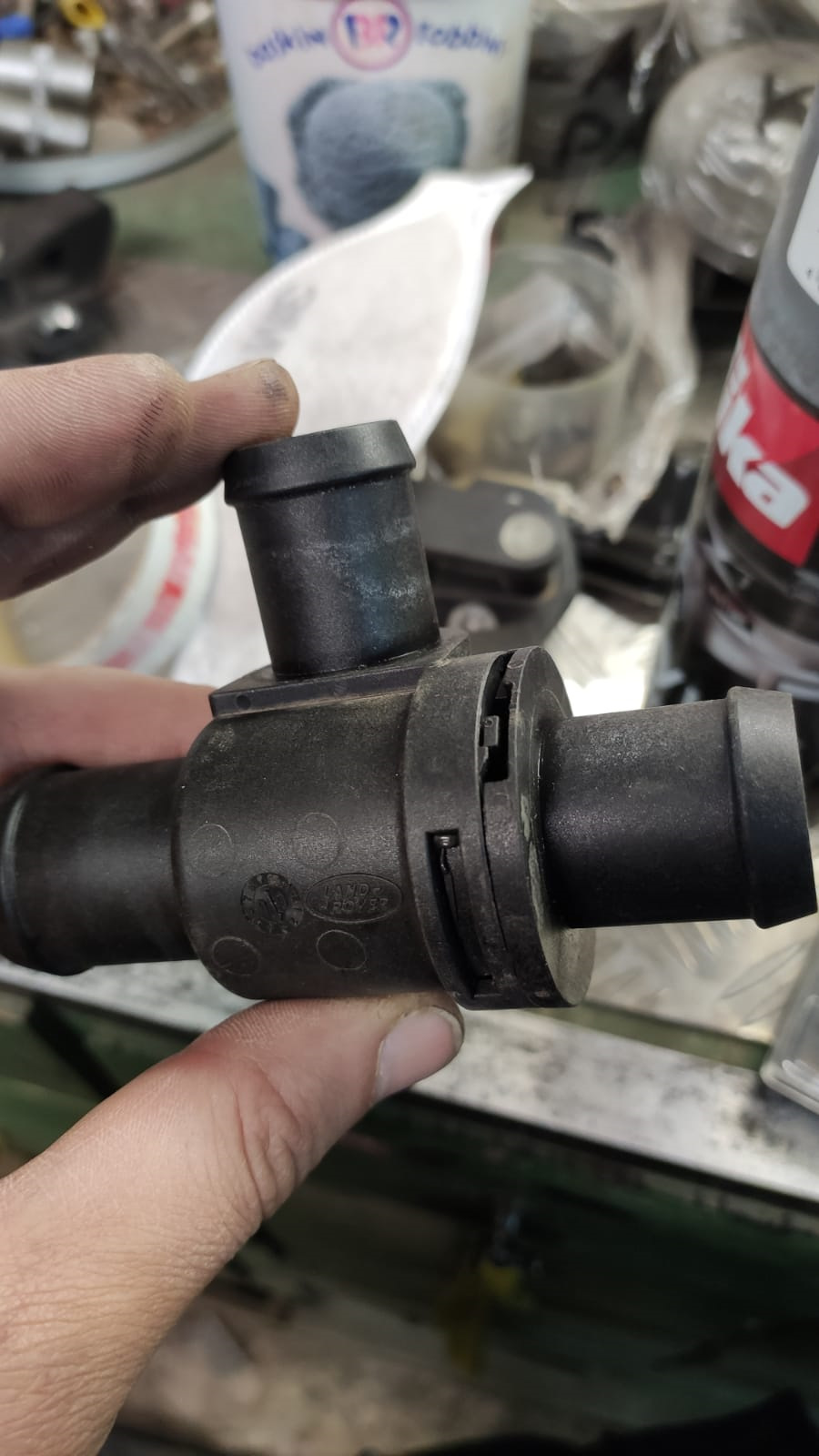 Течь тройника системы охлаждения. — Land Rover Discovery III, 2,7 л ...