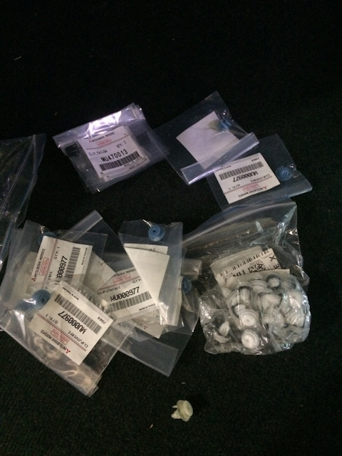 MU000977 ФИКСАТОР ПРОКЛАДКИ СТЕКЛА ЗАДН.ПАНЕЛИ Mitsubishi | Запчасти на ...