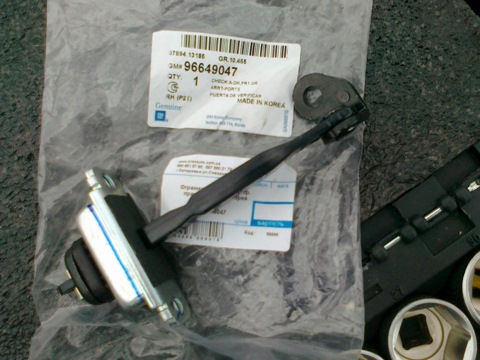 96649047 Ограничитель открывания передней правой двери / Chevrolet Aveo ...