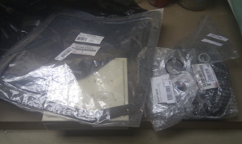 Замена масляного фильтра АКПП — Toyota Avensis II, 2 л, 2003 года ...