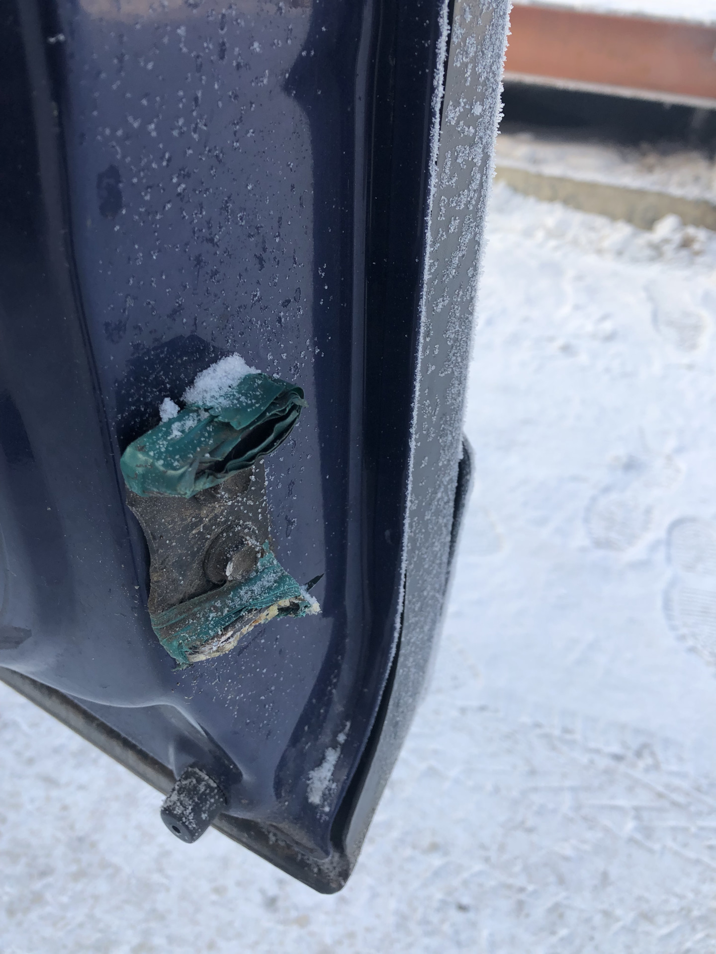 Направляющая двери багажника. — Toyota RAV4 (I), 2 л, 1994 года ...