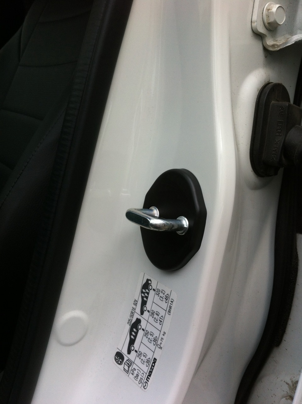 Заглушки на петли дверей, замка. — Mazda 3 (3G) BM, 1,6 л, 2014 года ...