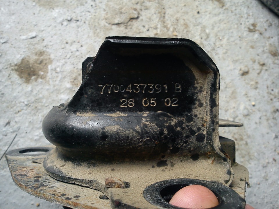 Замена опор (подушек) двигателя — Renault Scenic I, 1,4 л, 2002 года ...