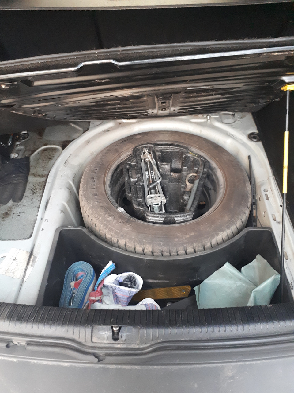Комплект в запаску — Volkswagen Golf Mk4 1 8 л 2000 года аксессуары