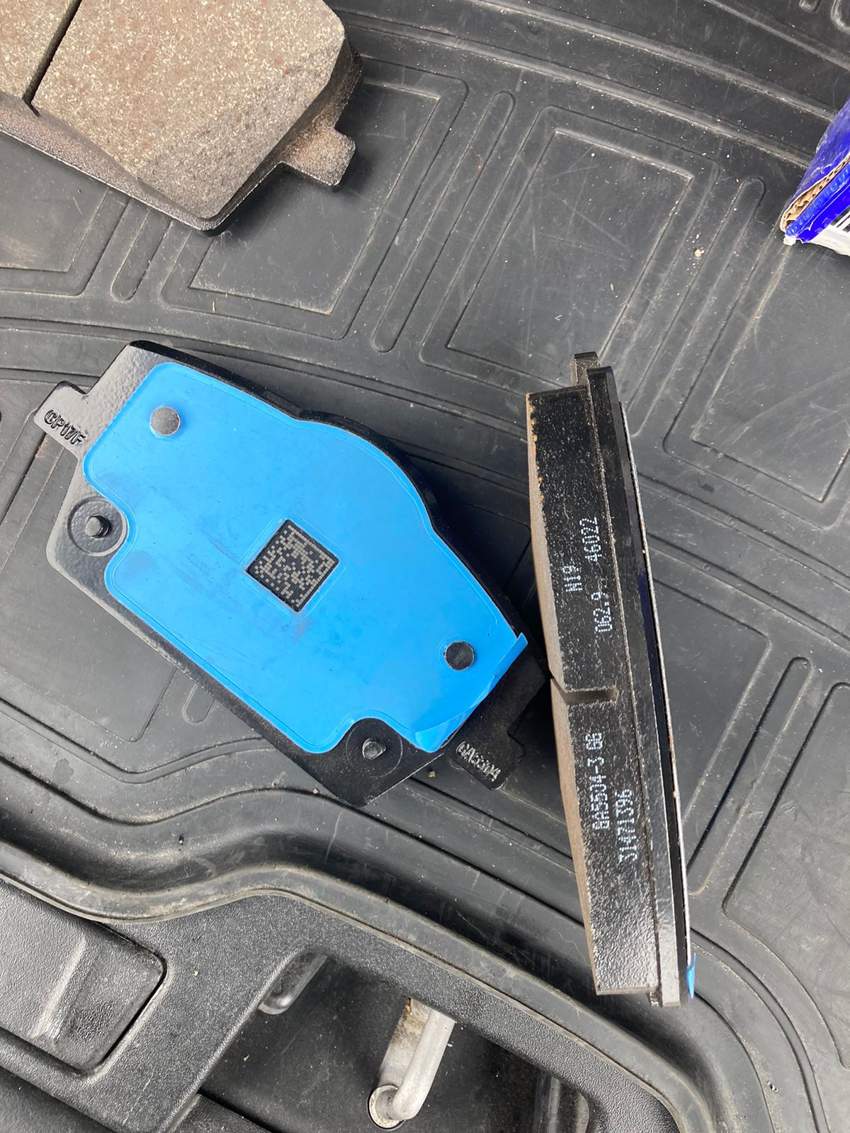 Замена тормозных колодок. — Volvo XC40, 2 л, 2018 года | визит на ...