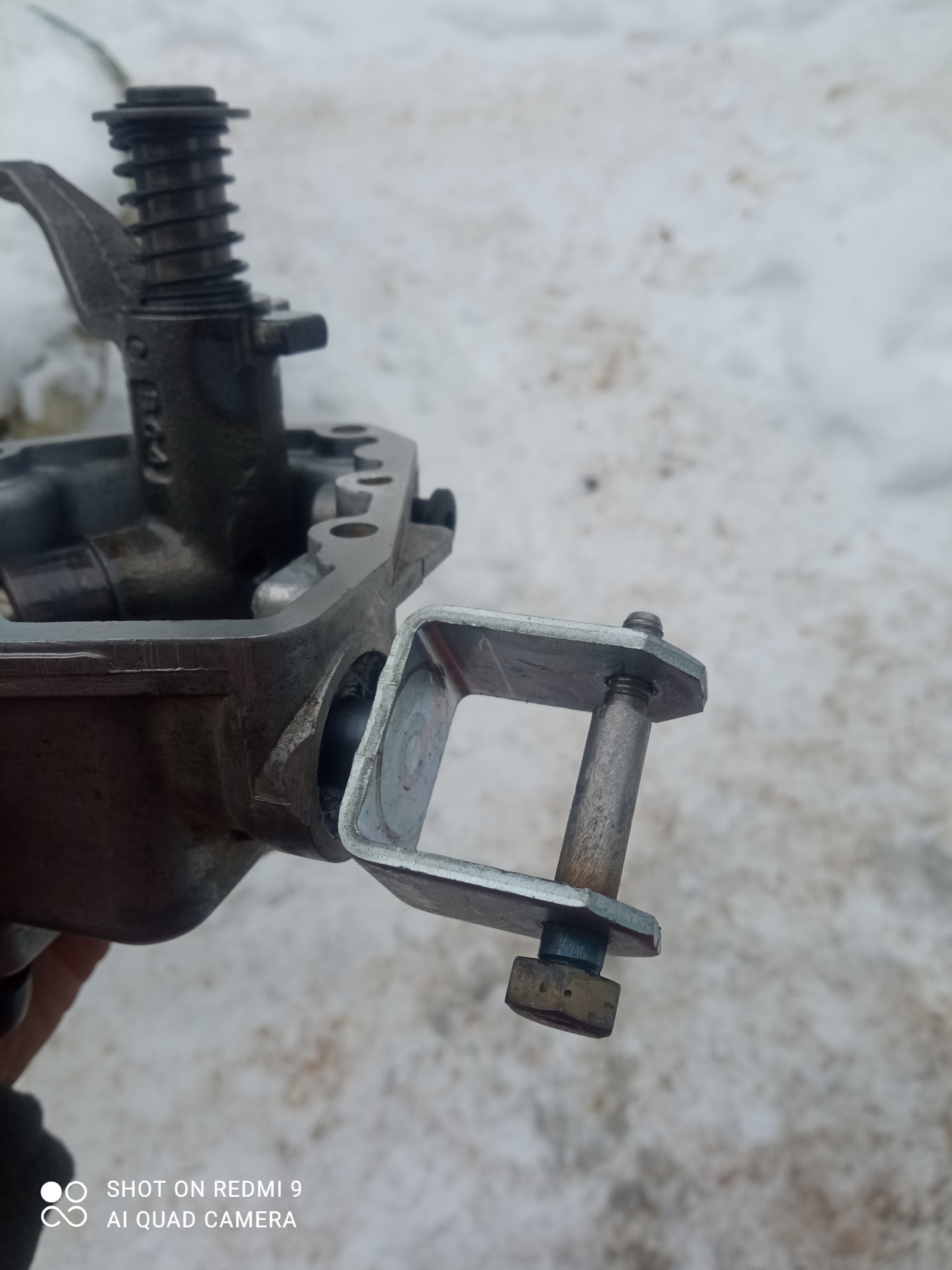 Прокладка термостата, сальник и шток выбора передач, подушки двигателя ...