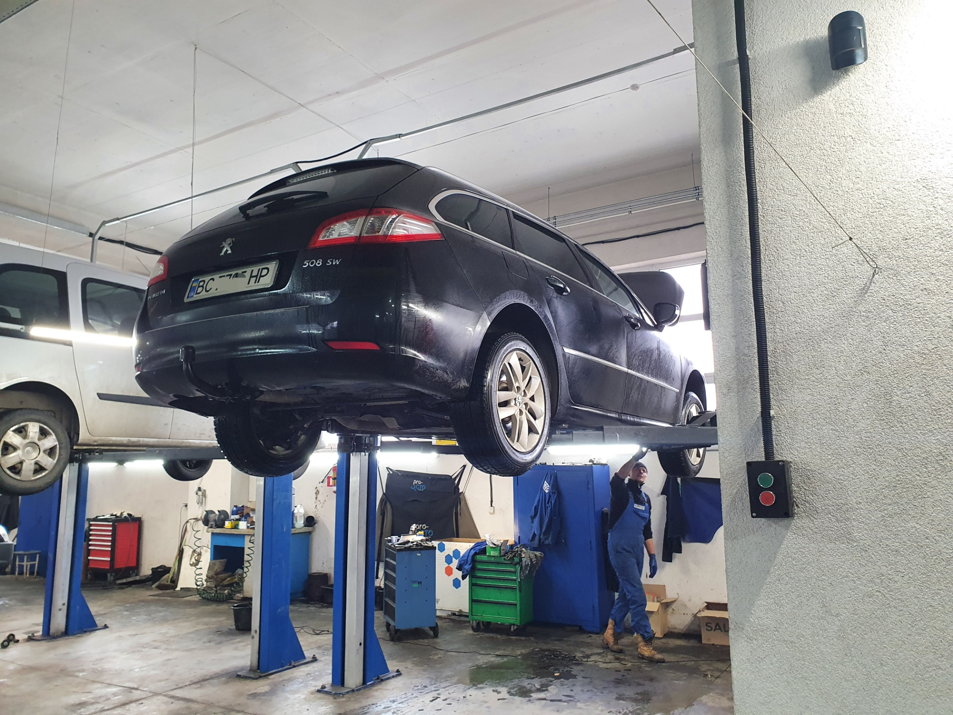 Заміна ремня та роліка генератора — Peugeot 508 SW (1G), 2 л, 2011 года ...