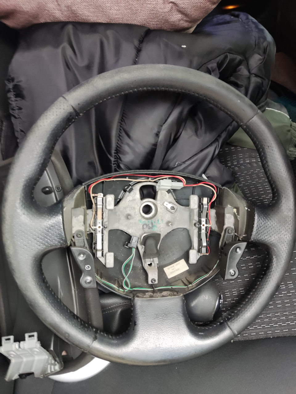 Перешив руля, ручки кпп и подлокотника. — Renault Megane II, 1,5 л ...