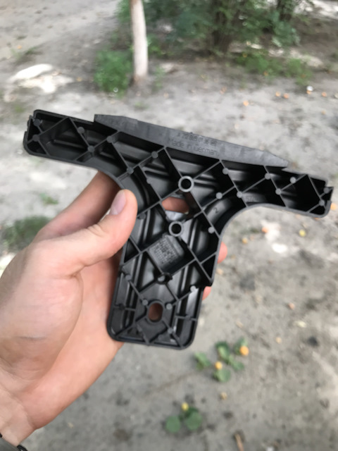 A2128850136 Крепление решетки радиатора. MERCEDES | Запчасти на DRIVE2