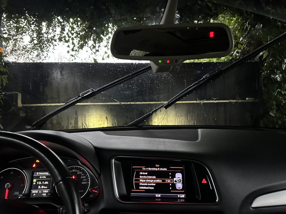 Замена щеток стеклоочистителя — Audi Q5 (1G), 3 л, 2014 года ...