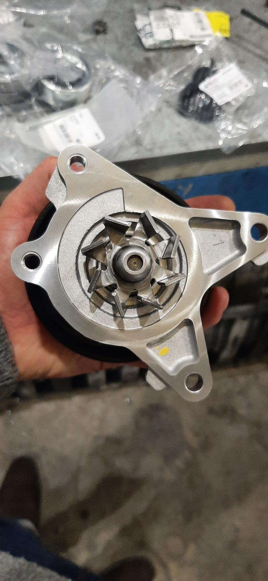 Замена помпы и натяжного ролика, ремня доп. оборудования и левого ...