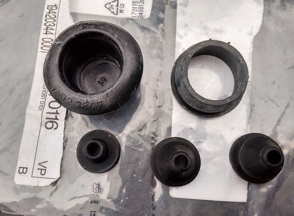 Замена всех резинок в бачке омывателя. — Mercedes-Benz E-Class (W124 ...