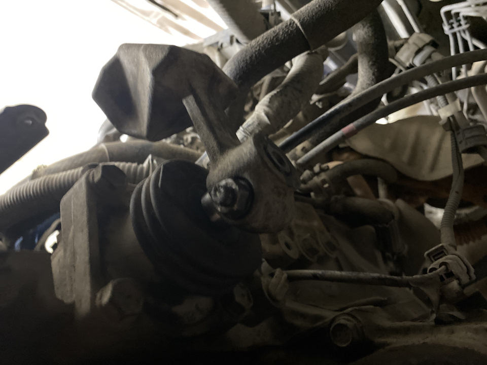 Замена сальника штока выбора передач мкпп — Toyota Corolla Axio (E140 ...