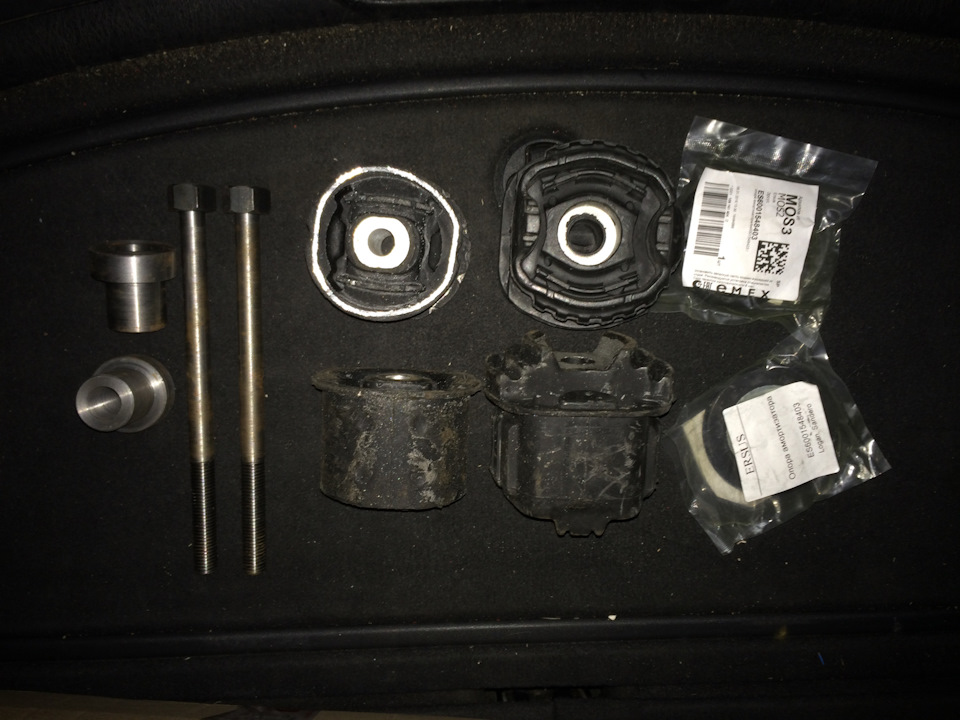 Салентблоки заднего подрамника — Chrysler Pacifica (1G), 3,5 л, 2005 ...