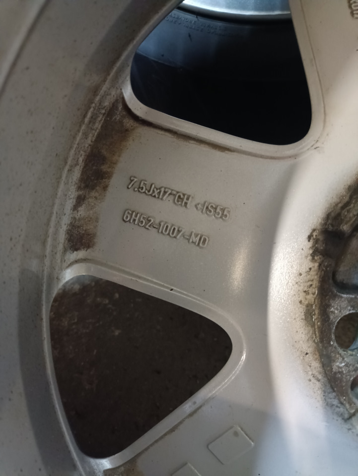 Шины зимние шипованные Hankook 235/65 R17, литые диски Ленд роаер 7 ...