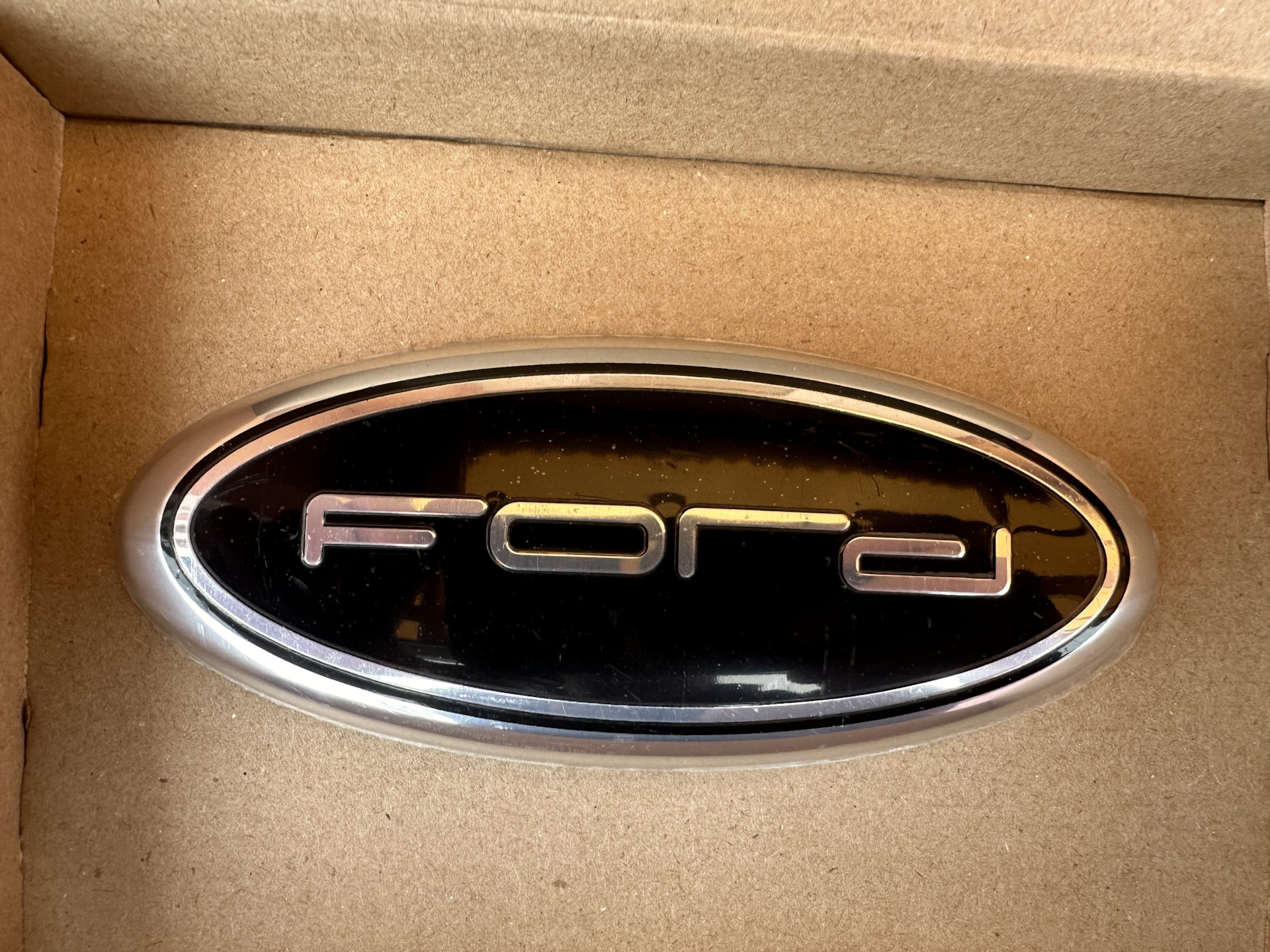 Замена задней эмблемы — Ford Focus Hatchback III, 1,6 л, 2012 года ...