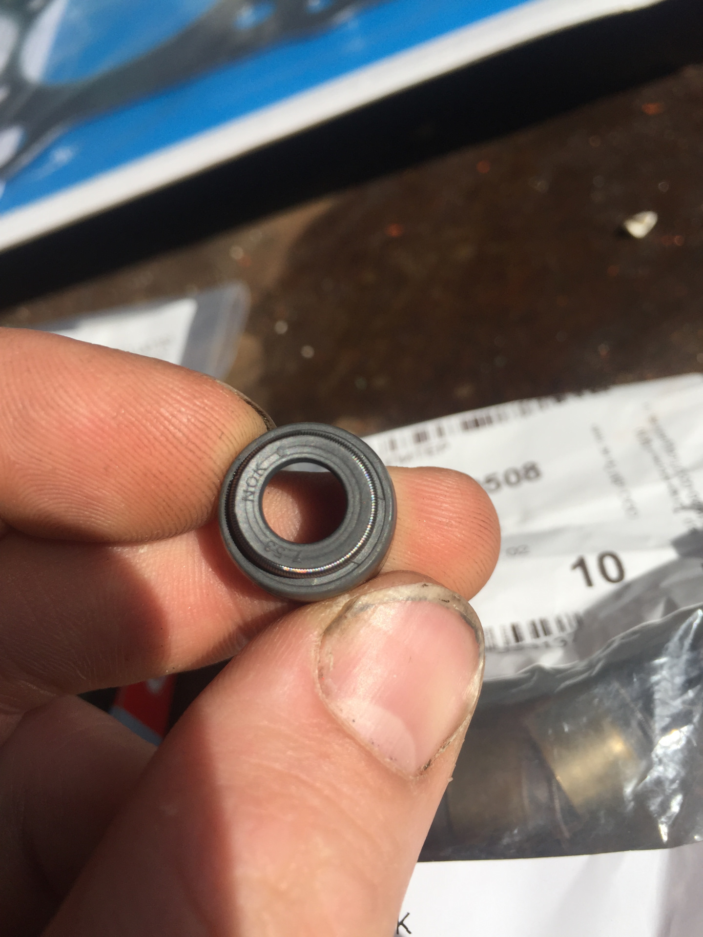 Маслосъёмные колпачки — Mitsubishi L300, 2,4 л, 1990 года | своими ...