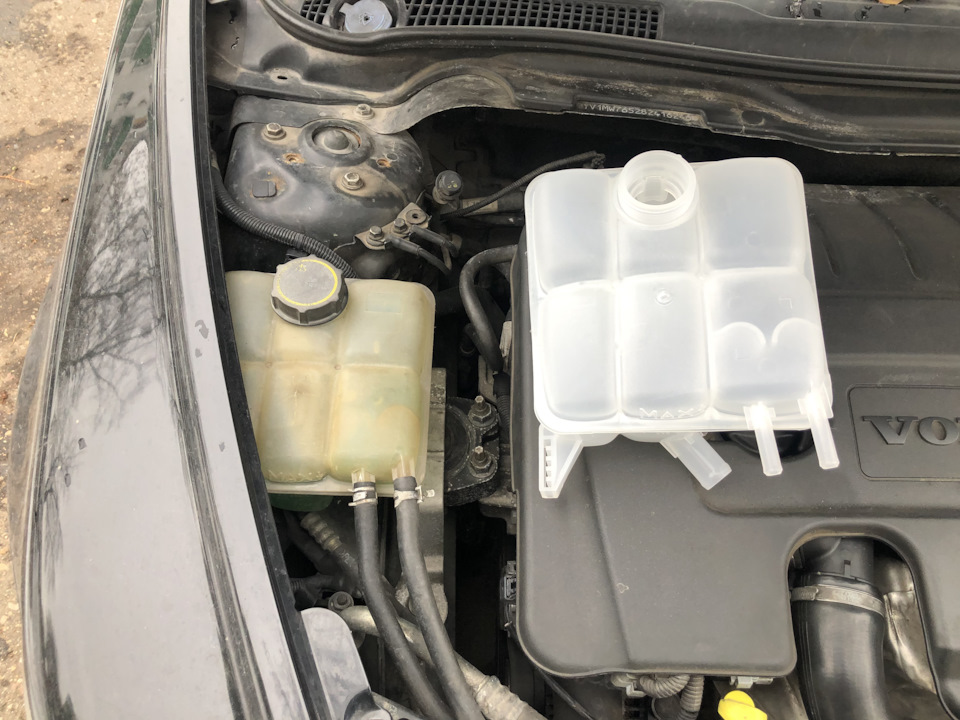 Замена расширительного бачка. — Volvo V50, 1,6 л, 2010 года | своими ...