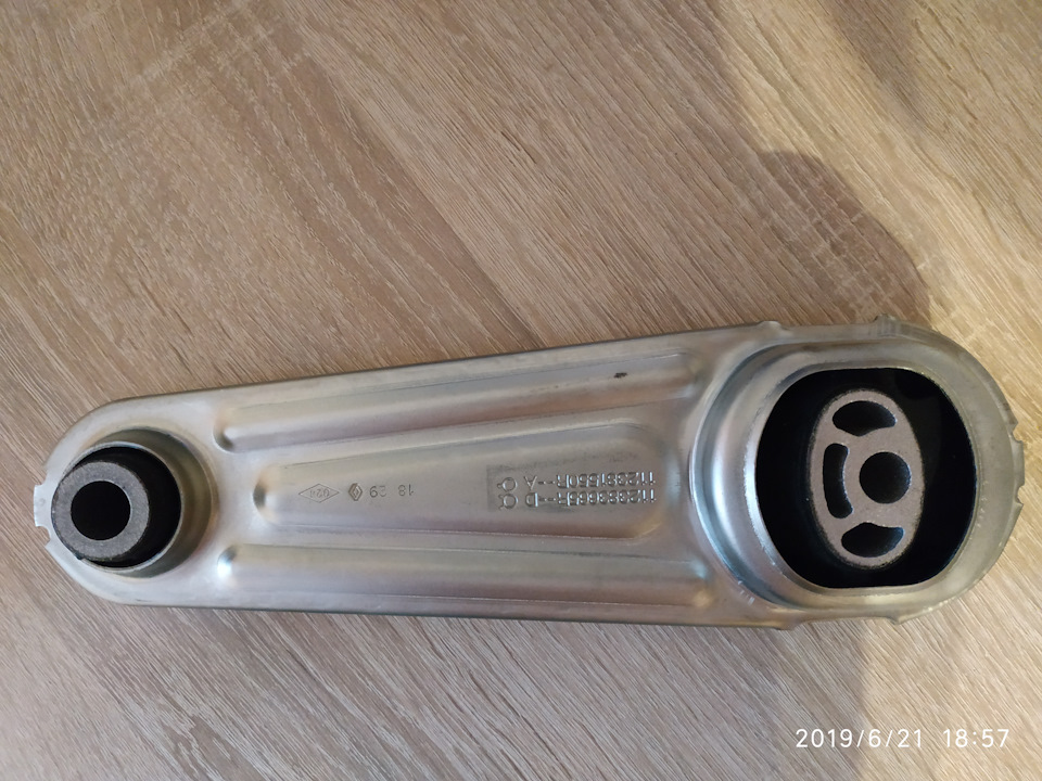 Замена правой и нижней опоры двигателя — Renault Logan (1G), 1,6 л ...