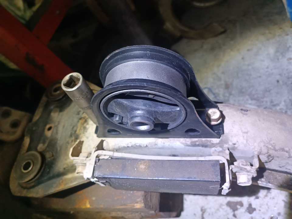 За мена кардана и передней подушки двигателя — Mitsubishi Grandis, 2,4 ...