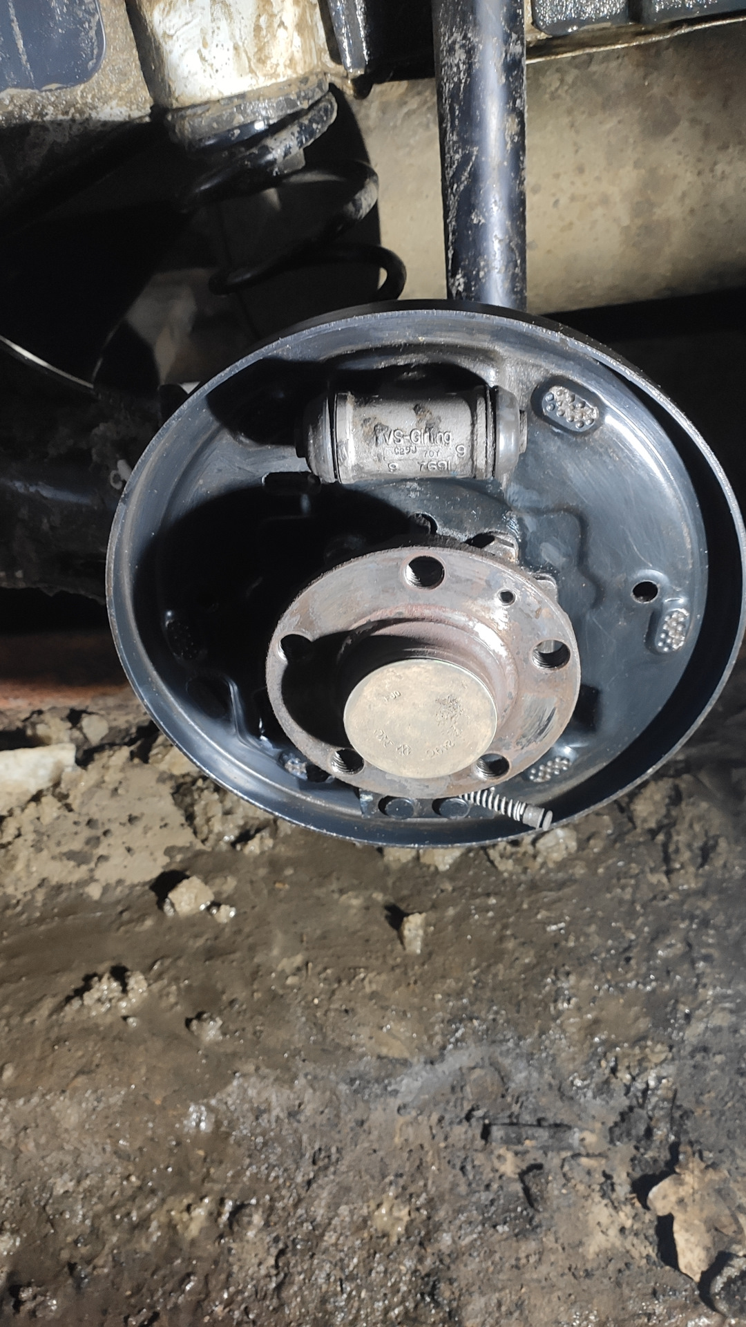 Замена задних колодок — Volkswagen Polo Sedan, 1,6 л, 2015 года ...