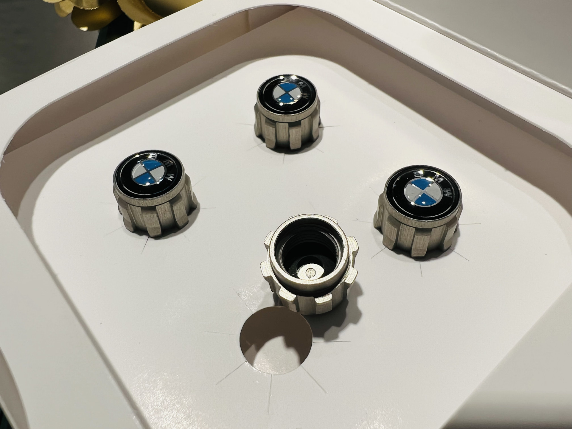 34. BMW E34 New original parts, BMW Floating caps and Valve caps — BMW ...
