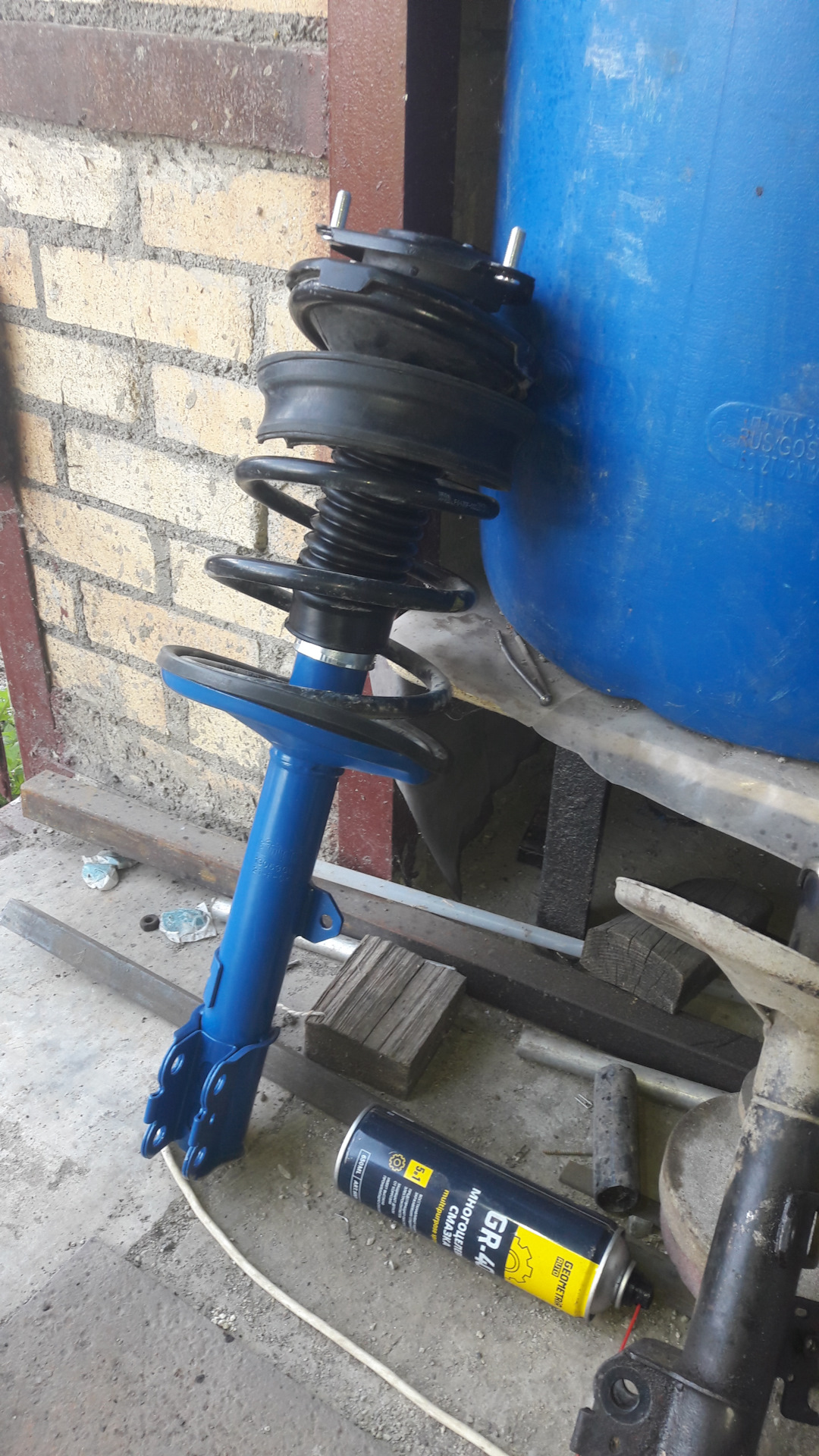 Замена передних амортизаторов — Lifan X60, 1,8 л, 2013 года | своими ...