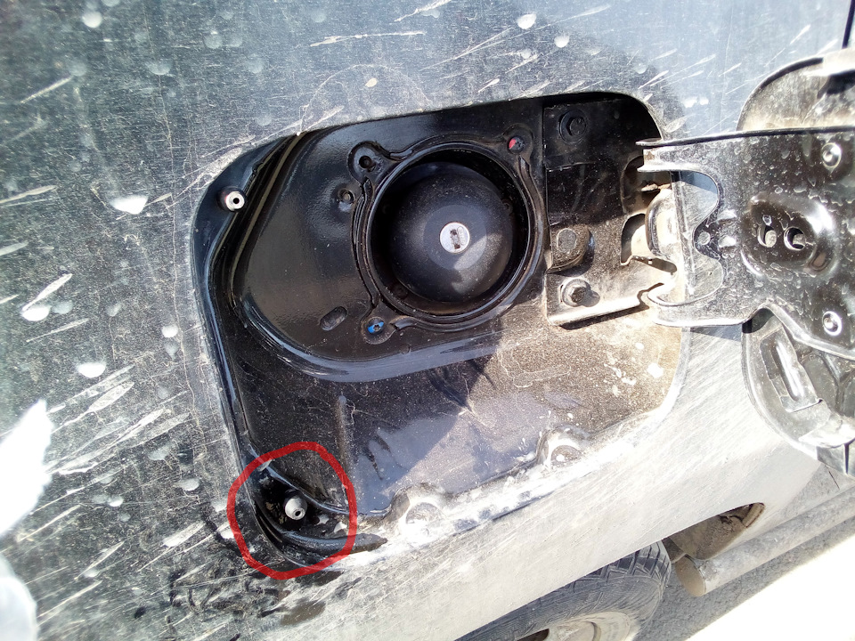 Пропал упор лючка топливного бака — Renault Duster (1G), 2 л, 2013 года ...