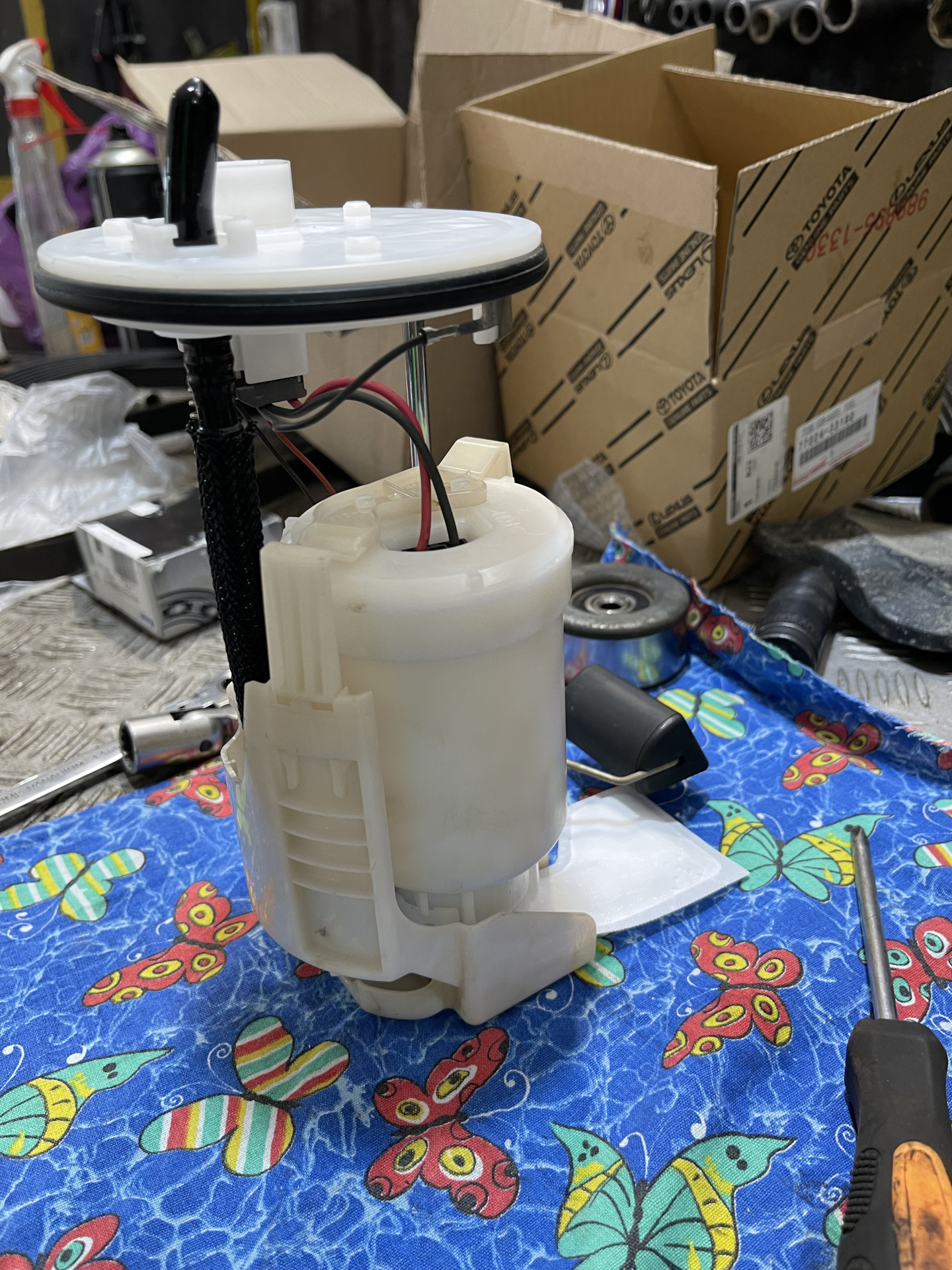 Замена топливного фильтра — Toyota Camry (XV50), 3,5 л, 2016 года ...